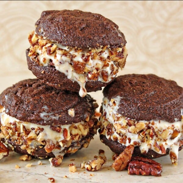 Spicy Chocolate Ice Cream Sandwiches with Candied Pecans - SugarHero