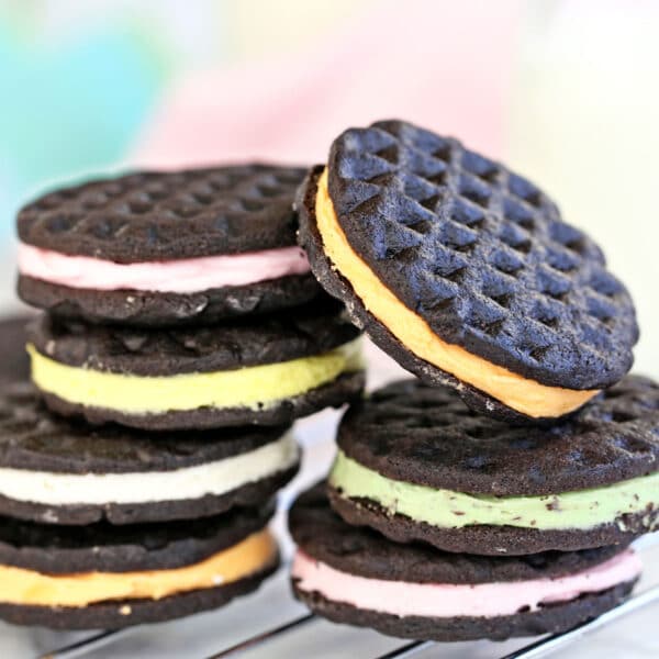 Mint Chocolate Chip Whoopie Pies - SugarHero