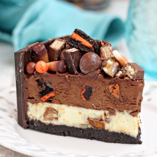 Candy Bar Cheesecake - SugarHero