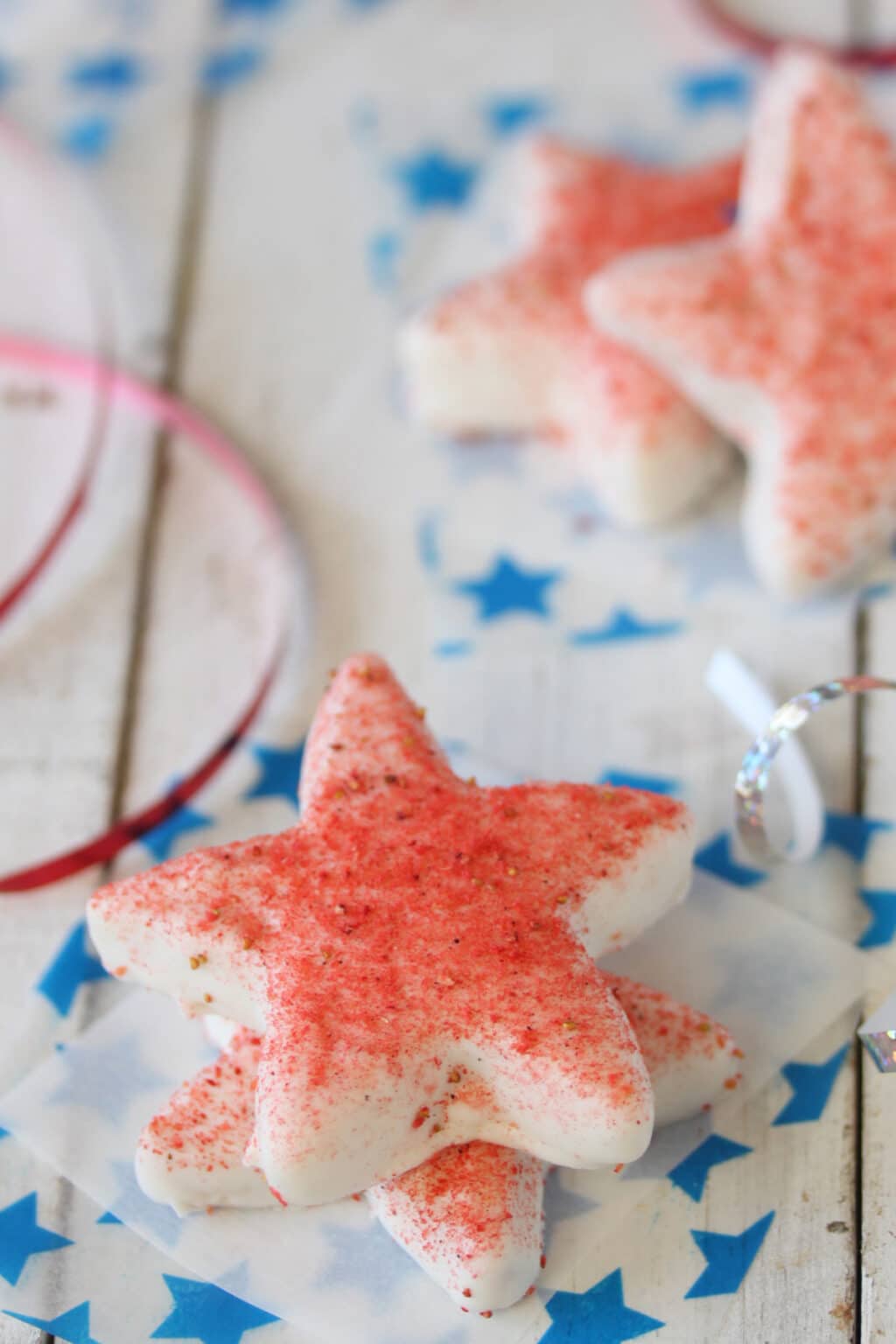 Strawberry-Dusted Shortbread Stars - SugarHero